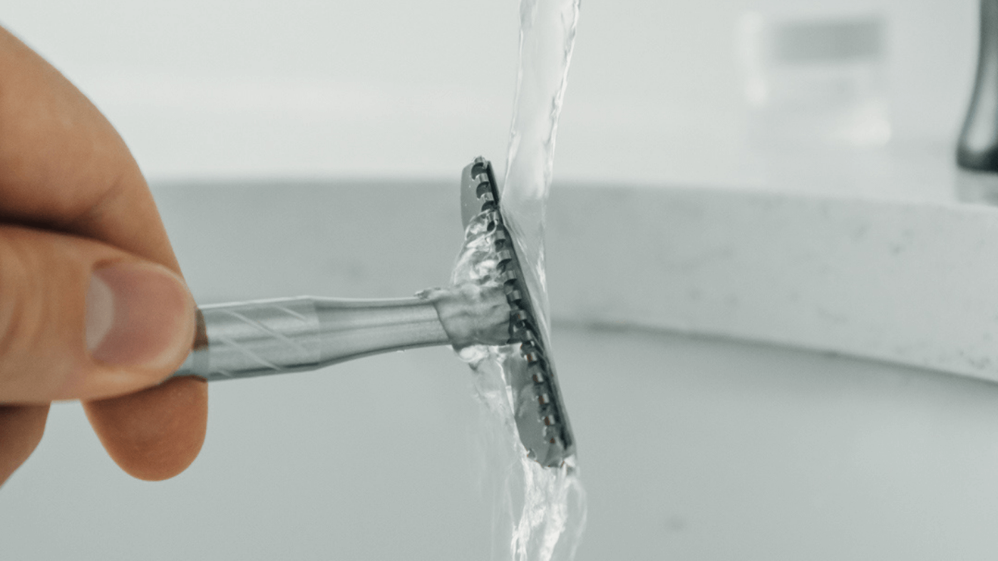 How to fix safety razor tugging